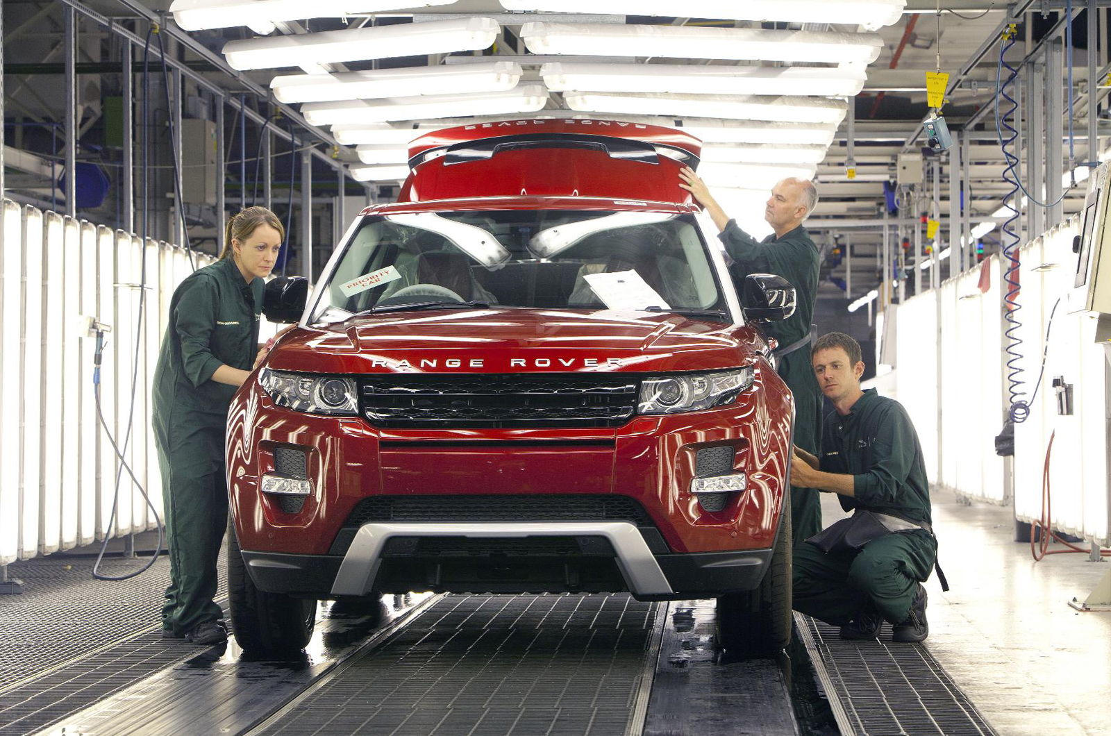 JLR's Halewood plant enters 24hr production | Autocar