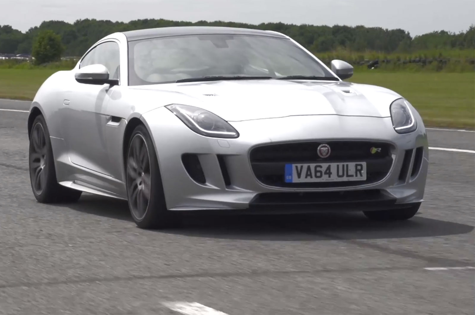 Video: Super-coupé drag race - Jaguar F-type R AWD versus Nissan GT-R ...