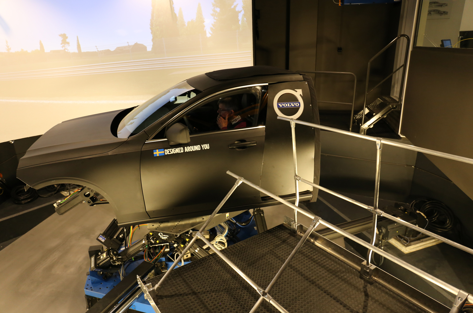 2017 Volvo XC60 chassis simulator drive | Autocar