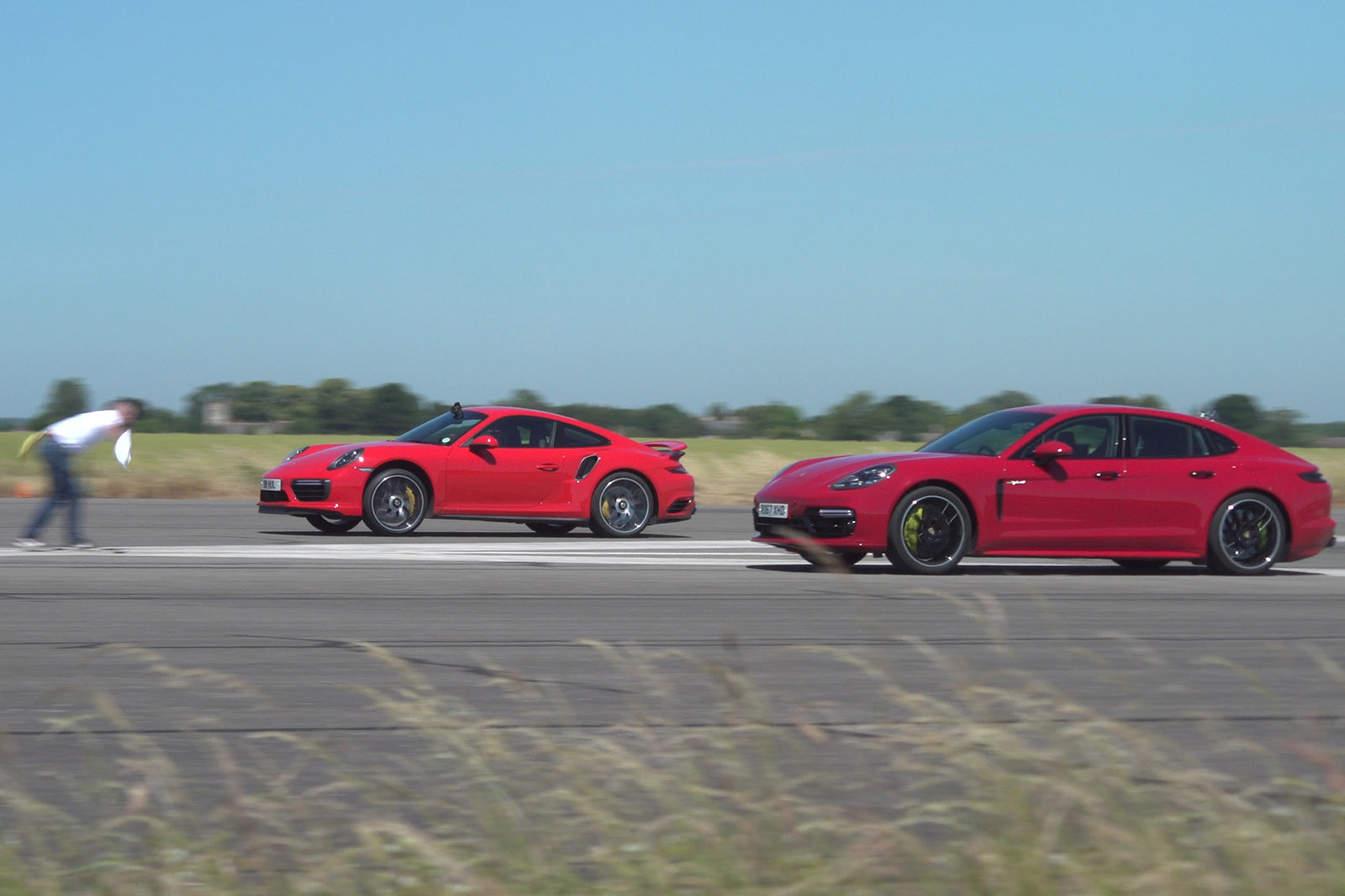 Drag race - Porsche 911 Turbo S v Porsche Panamera Turbo S E-Hybrid ...