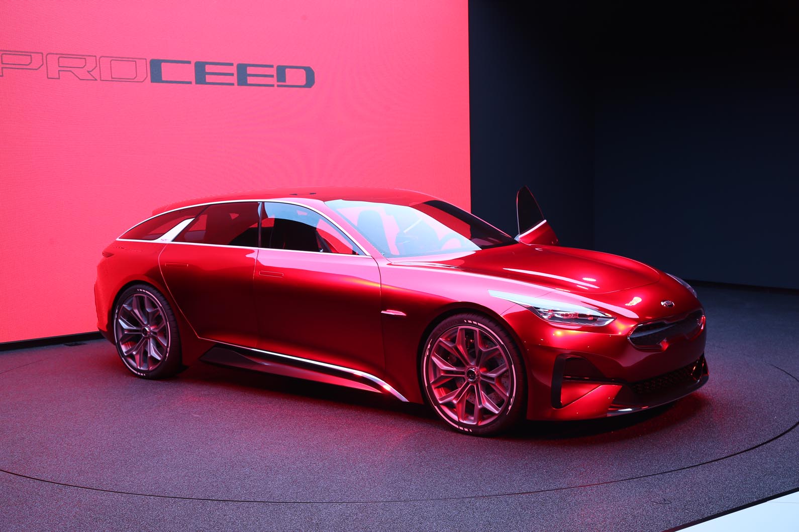 Kia Proceed shooting brake concept on show at Frankfurt motor show ...
