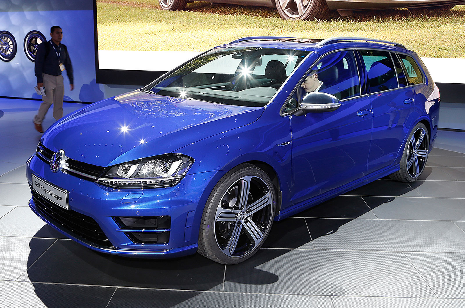 Volkswagen reveals hot Golf R estate | Autocar