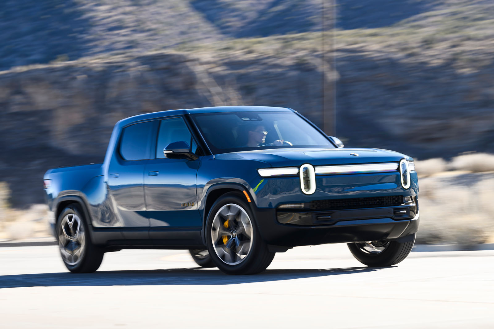 Rivian R1T Review 2025, Price & Specs - Phomm.com