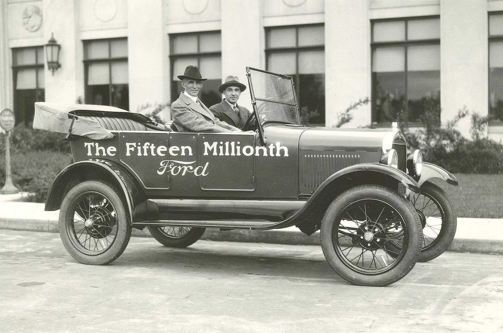 0-intro-ford_fmc_1_0.jpg | Autocar