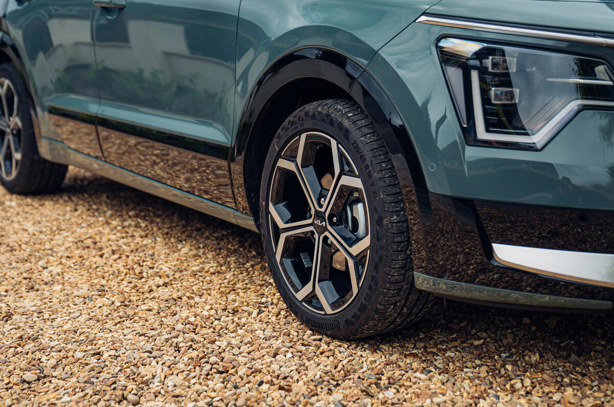 Kia Niro Review 2025, Price & Specs | Autocar