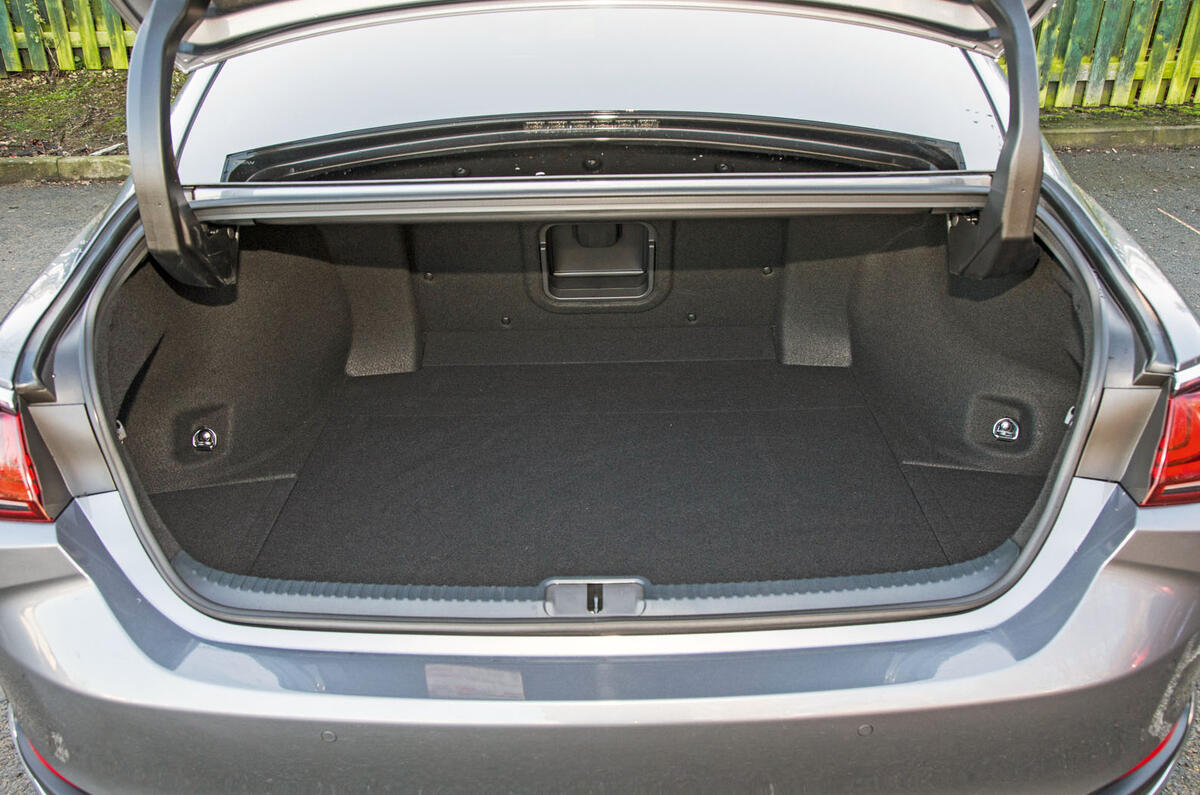 Lexus ES Review 2025, Price & Specs | Autocar