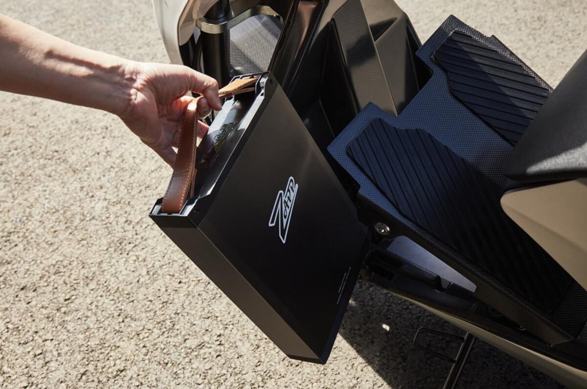 New Zapp i300 arrives as motorsport-inspired urban e-motorbike | Autocar