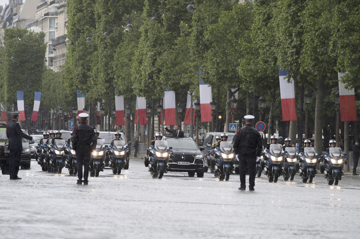 DS 7 Crossback makes public debut - with French president on board ...