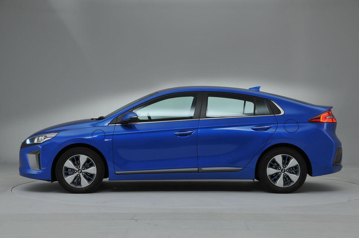 Hyundai Ioniq Plug In Hybrid Premium Se 2017 First Drive Autocar