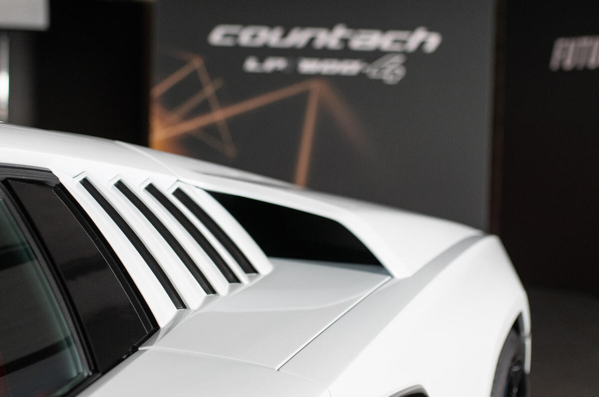 Lamborghini Countach LPI 800-4 hits public roads for the first time ...