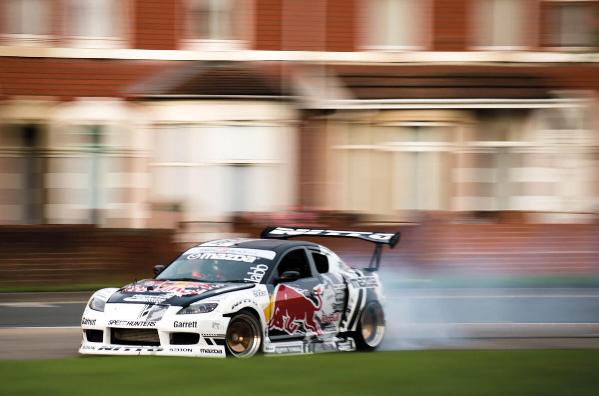 Drifting a Mazda RX-8 around the magic roundabout with 'Mad' Mike ...