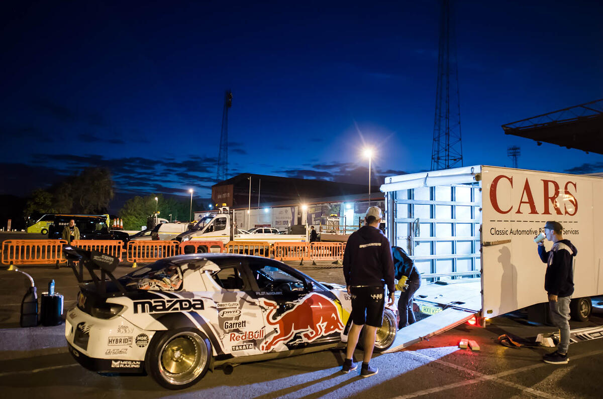 Drifting a Mazda RX-8 around the magic roundabout with 'Mad' Mike ...