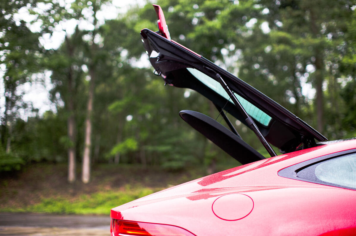 Jaguar F-type coupé V6 and V6 S