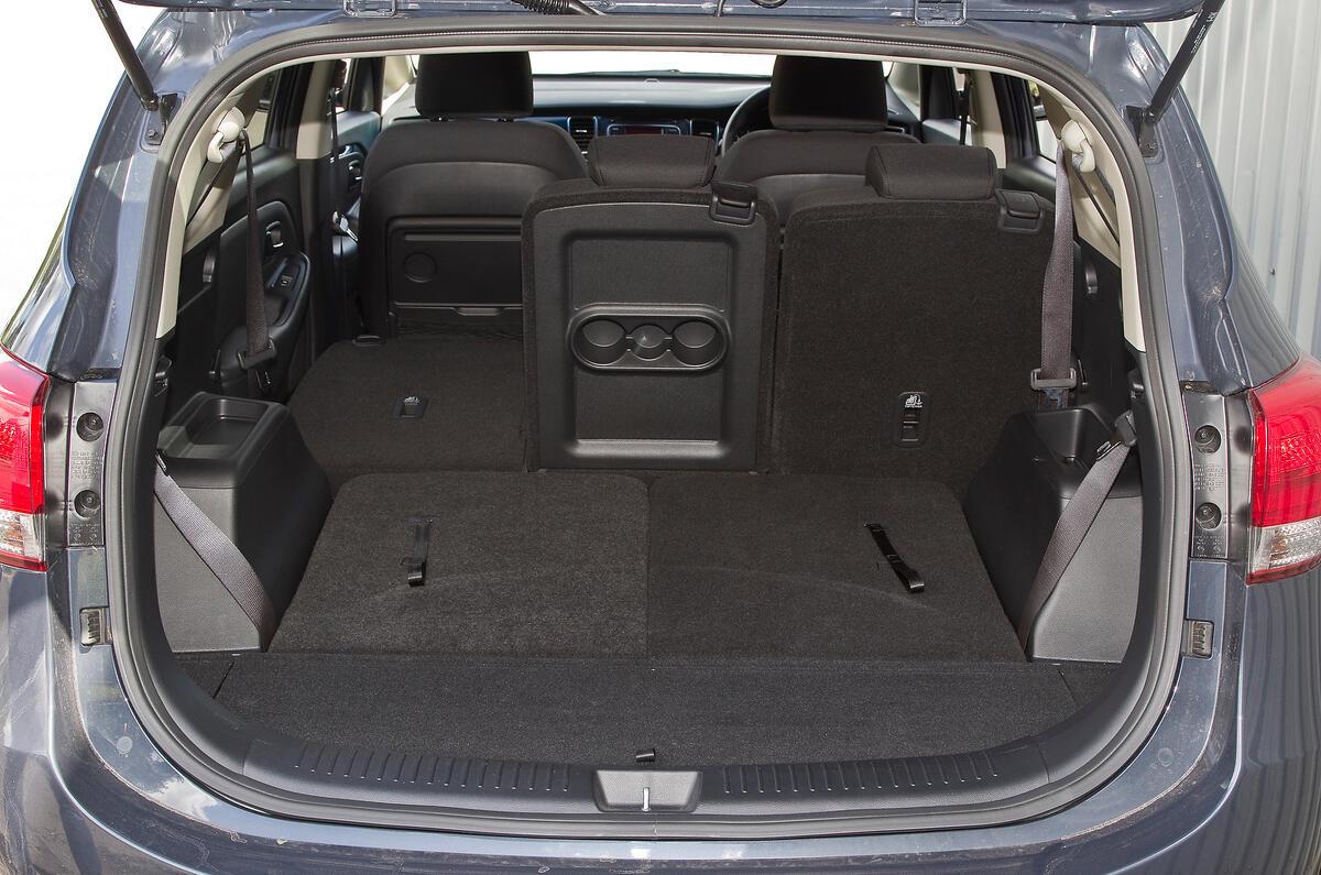 Kia Carens MPV 2013-2019 Review (2020) | Autocar