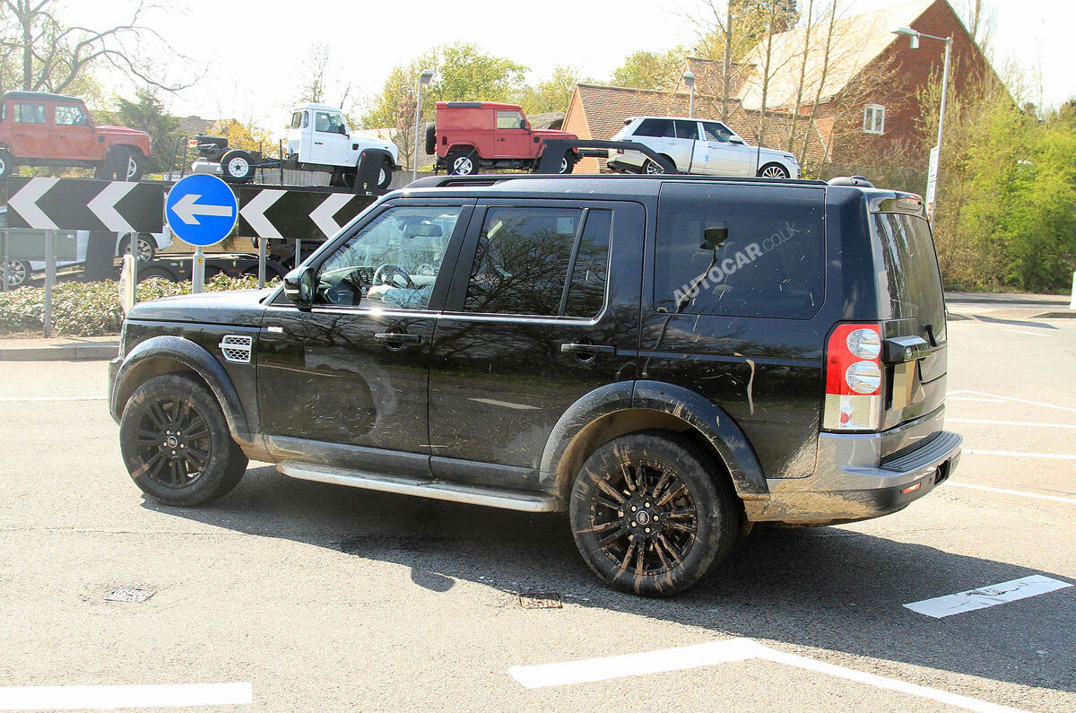 Land Rover Discovery facelift spotted