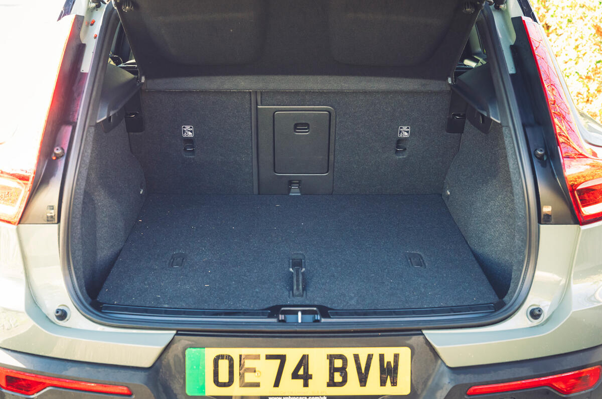 Volvo EX40 Review 2025, Price & Specs | Autocar